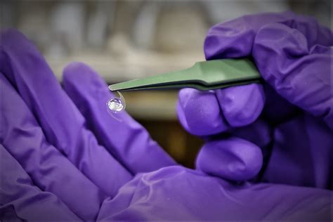 【2024 Tie 電子報】具生物功能性與可調控光學特性之新型液體式人工水晶體 台大生物界面及先進醫材實驗室