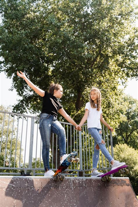 Niños Niñas Patinando Juntos Amistad Amigos Listos Para Montar En Penny
