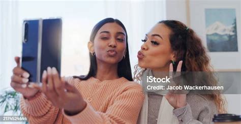 셀카 평화 표지판 집과 거실에서의 유대감 콘텐츠 제작자 및 게시물과 함께하는 여성 집 사진 촬영과 추억 인플 루 언서 삐죽 삐죽 20 24세에 대한 스톡 사진 및 기타