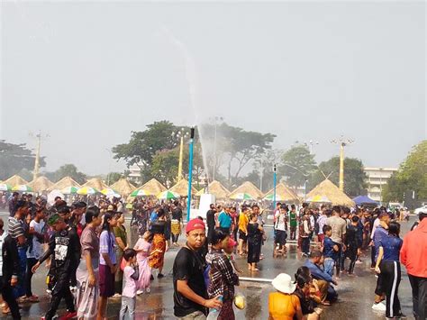 ရန်ကုန်မြို့ ဒဂုံမြို့နယ် ပြည်သူ့ရင်ပြင်၌ မြန်မာ့ရိုးရာ အတာသင်္ကြန်ပွဲတော် အကြတ်နေ့ ပြည်သူများ