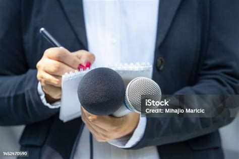 기자 회견이나 미디어 행사에서 마이크를 들고 뉴스를 쓰는 여성 기자 언론인에 대한 스톡 사진 및 기타 이미지 언론인 매스컴