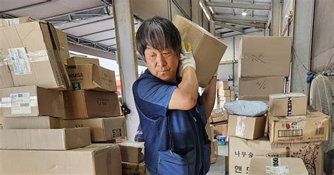 물류창고는 찜통 계단은 고문···폭염 속 택배 노동자의 분투