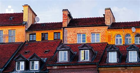 창문과 붉은 기와 지붕이 있는 건물이 줄지어 있습니다 사진 Unsplash의 무료 텍스처 이미지