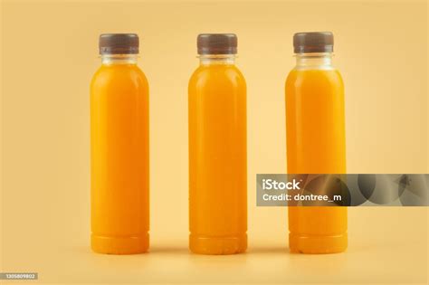 갈색 병 뚜껑이달린 플라스틱 병에 신선한 오렌지 주스를 닫습니다 여름에 는 신선합니다 건강을 위한 좋은 음료 0명에 대한 스톡 사진 및 기타 이미지 Istock