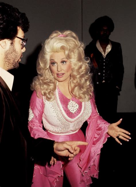 A Wigless Dolly Parton Revealed In New Book Tuc