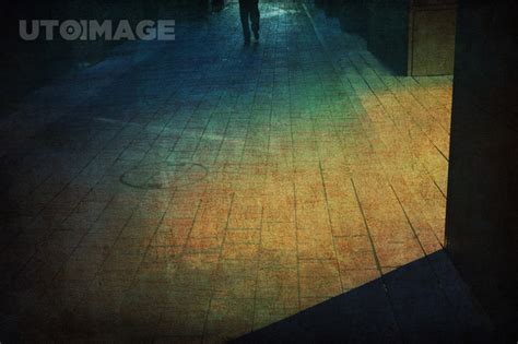 유토이미지 상세페이지 베이직샵 20544465 빈티지한 느낌의 초저녁 한적한 골목길을 걷고있는 웬지모르게 고독한 느낌이 나는 홀로 걸어가는 사람