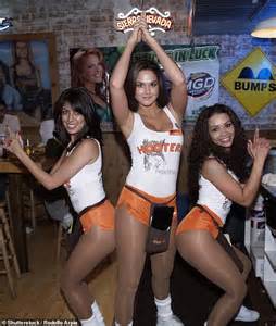 Inside The Hooters Heyday How The Original American Wing Joint Could