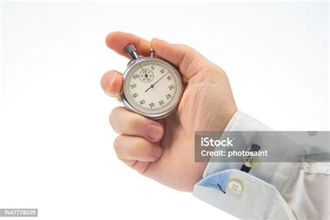 흰색 배경에 기계식 아날로그 스톱워치가있는 손 시간 부분 정밀도 속도 간격의 측정 경쟁에 대한 스톡 사진 및 기타 이미지 경쟁 계시기 금속의 Istock