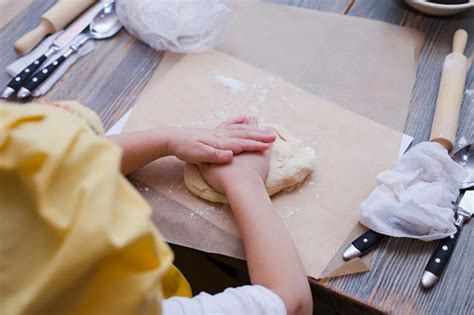 베이킹 파이에 아이 들을 위한 마스터 클래스입니다 어린 아 이들이 요리를 하 파이 배워야 수 제 파이 준비 하는 아이 리틀 쿡입니다 가정 주방에 대한 스톡 사진 및 기타