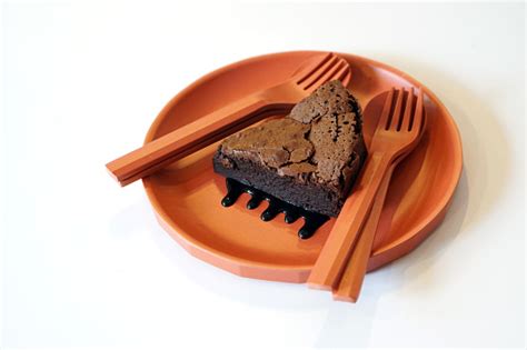 화이트 배경과 카피 공간에 초콜릿 소스를 곁들인 맛있는 끈적끈적한 초콜릿 브라우니 한 접시 0명에 대한 스톡 사진 및 기타 이미지 Istock