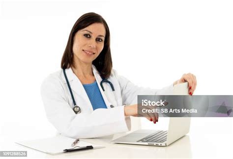 행복 한 여자 의사 서류 작업 환자 기록 작성 및 연구와 보건 의료 및 기술 개념에 흰색 배경에 고립 된 온라인 상담에 대 한 랩톱 컴퓨터를 사용 하 여 건강관리와 의술에