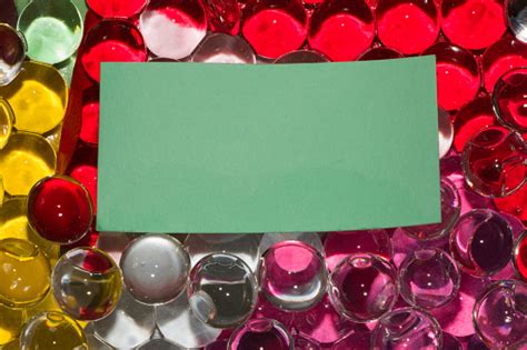 복사 공간 현대적인 트렌디 한 디자인 창조적 인 개념 최소한의 구성으로 플로트 파스텔 블루 종이 위의 물에 다채로운 반사와 구슬의 다채로운 미래 배경 2022년에 대한 스톡