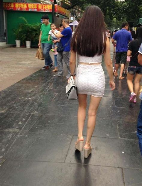 街拍 露脐装超短裙偶遇以短为美的00后小萝莉 高挑身材好看