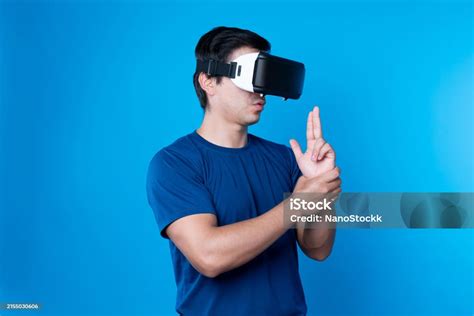 Vr을 착용한 게이머가 총기 사격 사냥꾼을 플레이하는 메타 세계로 전환합니다 계략 3차원 형태에 대한 스톡 사진 및 기타 이미지 3차원 형태 E스포츠 가상현실