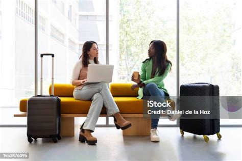 Photo Libre De Droit De Jeunes Femmes Attendant À La Réception De