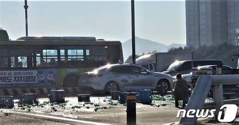 소주병 수백개 도로 위로 와르르…1시간여만에 현장 정리