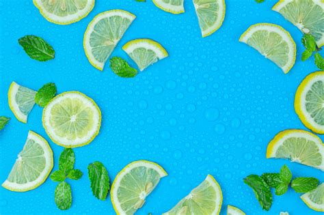 블루 파스텔 테이블 상단 보기에 레몬 슬라이스와 민트 잎에서 프레임 여름 음료와 레모네이드 재료 플랫 레이 스타일 0명에 대한 스톡 사진 및 기타 이미지 Istock
