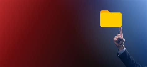 사업가가 폴더 아이콘을 잡고 있습니다 It 컨설턴트가 최신 컴퓨터를 사용하여 설정한 문서 관리 시스템 또는 Dms가 관리 정보 및 회사 파일을 검색하고 있습니다비즈니스