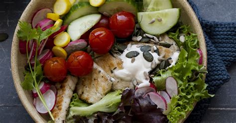 포크와 나이프가 든 음식 한 그릇 사진 Unsplash의 균형 잡힌 식단 이미지