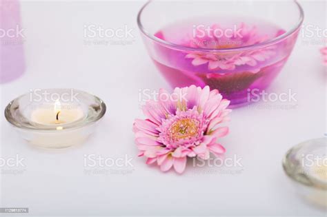 네일 케어 뷰티 살롱에서 자연 손톱의 아름 다운 여자의 근접 촬영 여성 몸을 담글 손톱에 투명 한 유리 그릇 물 가득한 실내