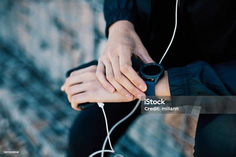 어린 미소 매력적인 여성 주자 야외에 앉아 그녀가 실행에 소요 시간을 측정하기 위해 그녀의 손목 시계를 들고 건강관리와 의술에 대한 스톡 사진 및 기타 이미지 Istock