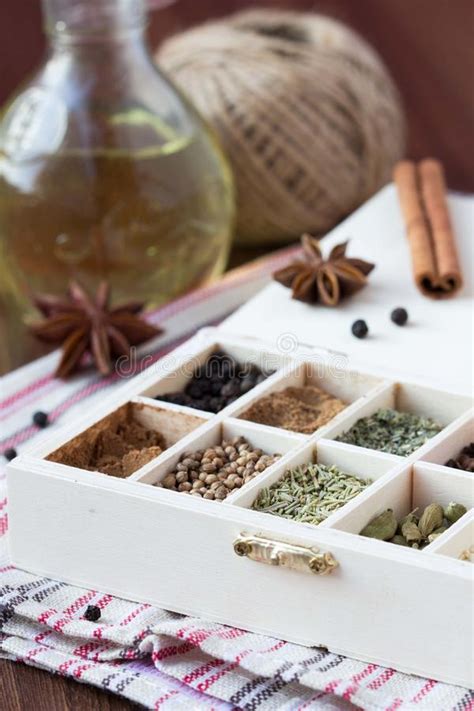 Assortiment Van Kruiden En Specerijen In Een Houten Doos Voedselachtergrond Stock Afbeelding