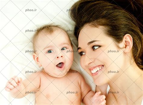 عکس با کیفیت مادر زیبا در کنار کودک عکس با کیفیت و تصاویر استوک حرفه ای