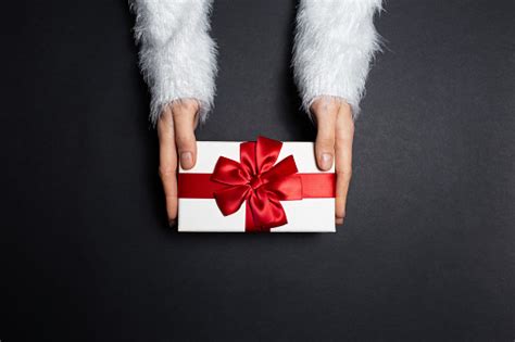 흰색 스웨터에 여성의 손의 상단 보기 복사 공간검은 색의 배경에 빨간 활선물 상자를 들고 2021년에 대한 스톡 사진 및 기타 이미지 Istock