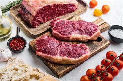 흰 배경에 대리석 고기와 함께 생 쇠고기 스테이크 버거 재료 0명에 대한 스톡 사진 및 기타 이미지 0명 고기 날것 Istock