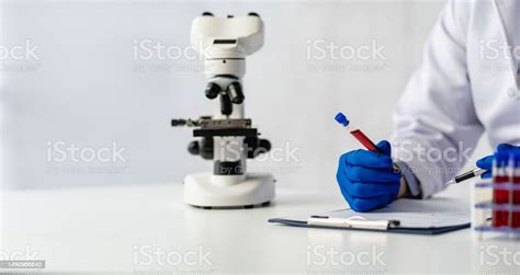 분석을 위해 혈관을 잡고 연구 실험실에서 혈액을 확인하는 의사 실험실에서 분석기가 있는 랙의 혈액 샘플 Lcd에 대한 스톡 사진 및 기타 이미지 Istock