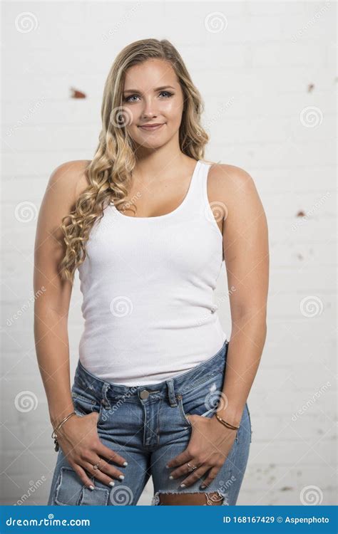 Sexy Junge Blondine Posen In Wei Em Panzeroberteil Und Zerrissenen Jeans Stockbild Bild Von