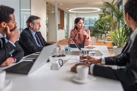 컨퍼런스 테이블 뒤에 앉아있는 다양한 비즈니스 동료 그룹 사무실에 대한 스톡 사진 및 기타 이미지 사무실 다민족 그룹 심각한 Istock