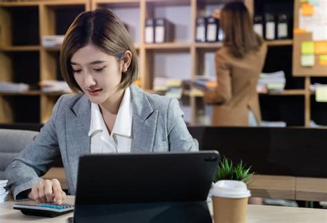 프로젝트 관리자는 이정표 진행 계획 및 사무실에서 새로운 시작 프로젝트를 작업하는 사진 전문 투자자로 작업 및 업데이트 작업 프리미엄 사진