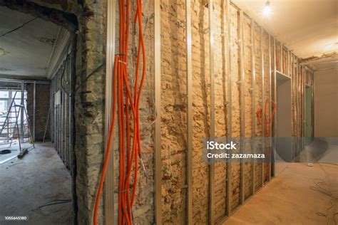 석고판 한 아파트에서 전기 케이블 골 판지 파이프 프레임의 설치의 작업 과정은 건설 정비 개장 재건 홈 개선 재구성 및 혁신 가정의 방에 대한 스톡 사진 및 기타 이미지