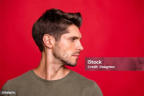 마초 남자의 사진은 빨간색 배경에 고립 된 회색 티셔츠를 입고 새로운 헤어 스타일을 보여주는 머리 쪽을 돌립니다 T 셔츠에 대한 스톡 사진 및 기타 이미지 Istock
