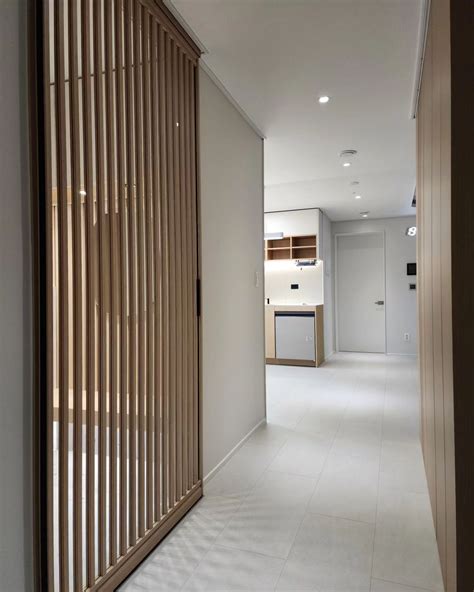 Ida 34평 아파트 현관 인테리어 우드 콘크리트 화이트 테라조 타일의 조화가 너무 예쁜