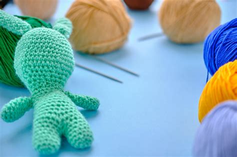 파란색 배경에 파스텔 녹색 박제 토끼와 밝은 색상 원사 Clews 아미구루미 장난감 만들기 핸드크래프트 뜨개질 호비의 컨셉 0명에 대한 스톡 사진 및 기타 이미지 Istock