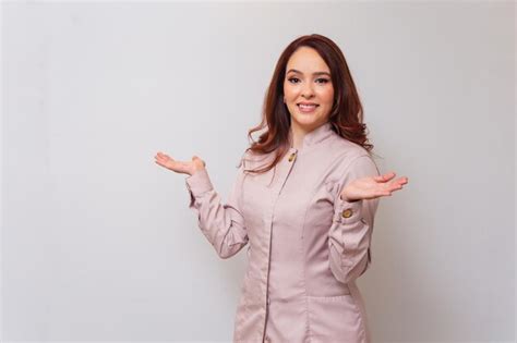 Premium Photo Brazilian Woman Redhead Beautician Beauty Professional Happy Confident Celebrating