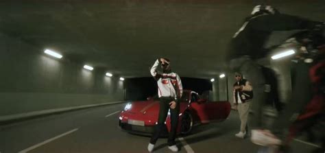 Kalim Uff Musikvideo Und Outfits Mit Shop Links Louis Vuitton Nike Air