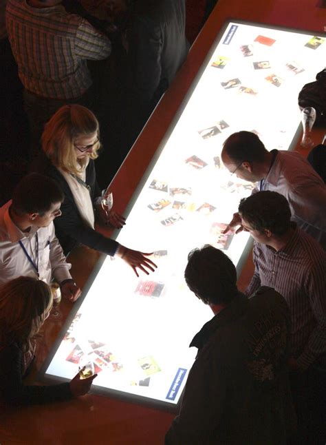 Interaktiver 3m Multitouch Tisch Mit Multiuser Software Museum Ausstellungsdesign Interaktive