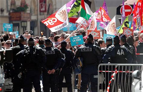 Парижане вышли на улицы в знак протеста против политики Макрона