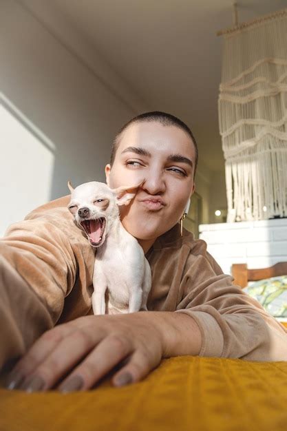 Retrato De Una Mujer Joven Con Un Perro Foto Premium