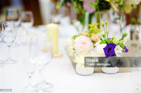 일부 축제 행사 또는 결혼식 피로연을 위한 아름 다운 테이블 세트 결혼식에 대한 스톡 사진 및 기타 이미지 결혼식 결혼식 피로연 고급 요리 Istock