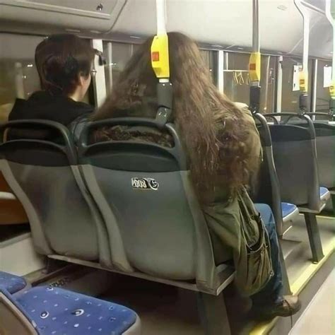 Potret Penumpang Angkutan Umum Mirip Artis Terkenal