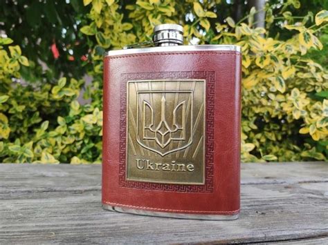 Фляга у чохлі з нержавіючої сталі обтягнута шкірою Герб України 280 мл 380 грн Посуд