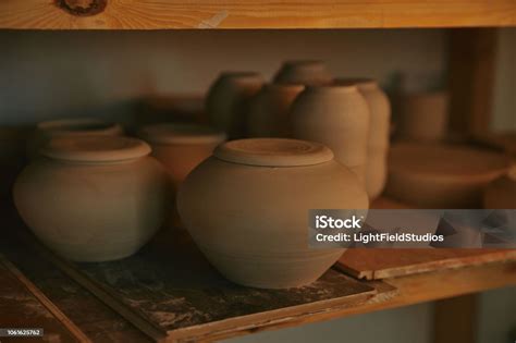 도자기 스튜디오 나무 선반에 세라믹 그릇 및 요리 보기 닫기 0명에 대한 스톡 사진 및 기타 이미지 0명 공예 공예 제품 Istock