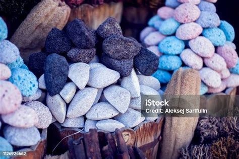 여러 경 석 돌 건조 녹색과 회색 조류와 나무 양동이 전통적인 아라비아 바 자에서 스파와 목욕 위생 바구니에 화려한 핑크 상품 0명에 대한 스톡 사진 및 기타 이미지