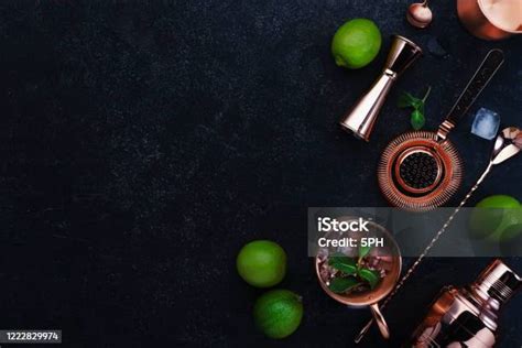 생강 맥주 보드카 라임 얼음과 준비 모스크바 뮬 칵테일 구리 바 도구입니다 검은 색 막대 카운터 배경입니다 맨 위 보기 복사 공간 0명에 대한 스톡 사진 및 기타 이미지