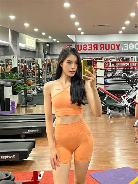 năm sau giải nghệ hoa khôi bóng chuyền Đặng Thu Huyền tự tin diện đồ sexy thử sức với vai trò MC