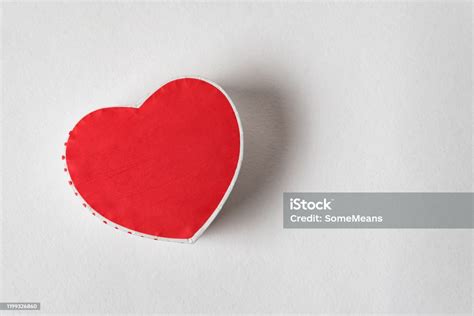 흰색 배경에 빨간 하트 모양의 상자입니다 공간을 복사합니다 바로 위의 발렌타인 데이 선물 개념에 대한 스톡 사진 및 기타 이미지 Istock
